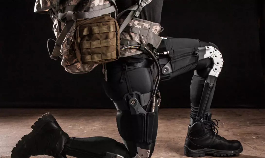 Exoskelet 'n Exoskelet is 'n robotpak wat die werk van alle menslike spiere verbeter. So 'n toestel verminder moegheid en verhoog produktiwiteit, wat die gewone soldaat in 'n onvermoeide kryger verander.