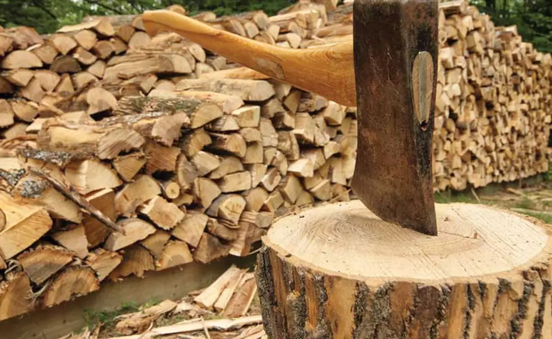 Posto di lavoro Tagliare la legna a terra è uno spreco di energia. Sono escluse le superfici dure come cemento o asfalto in quanto aumentano il rischio di lesioni. Trova un tagliere comodo: largo e alto circa 15 centimetri. Un mazzo troppo alto o troppo basso creerà il rischio di rimbalzi.