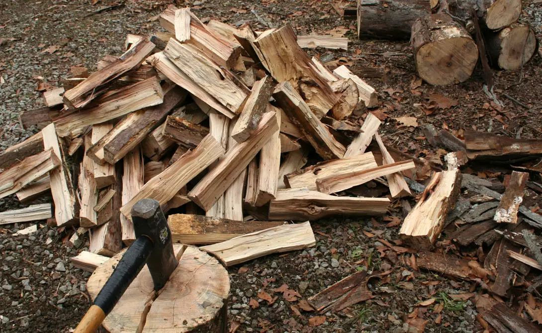 Balance Place the log in the middle of the deck. Try to keep it as stable as possible: a casual blow with a heavy cleaver can knock an unstable log from the deck - and the flight speed of this wooden projectile will be impressive.