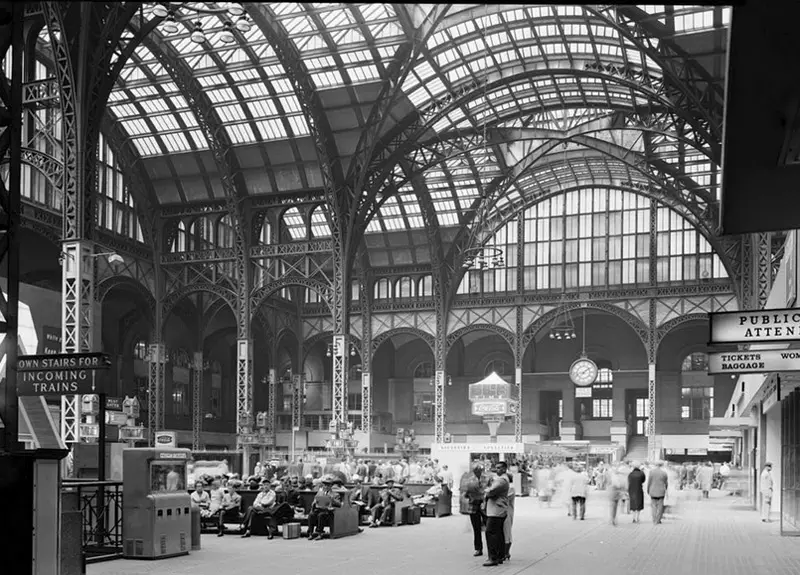 Penn Station, New York Penn Station ble bygget i 1905-10 og ble det største arkitektoniske komplekset i Bozar-stil i USA. Portene som ledet inn i bygningen minner om Brandenburg -portene i Berlin, og venterommet var dekorert i stil med Caracalla -badene. Stasjonen ble raskt byens varemerke og en av hovedattraksjonene på Manhattan. I 1963, uten forutgående offentlig diskusjon, ble stasjonen revet og et kontorsenter ble bygget i stedet. År senere ble det reist en ny på grunnlaget for den gamle stasjonen, men den nye strukturen har ikke en tydelig arkitektonisk stil.