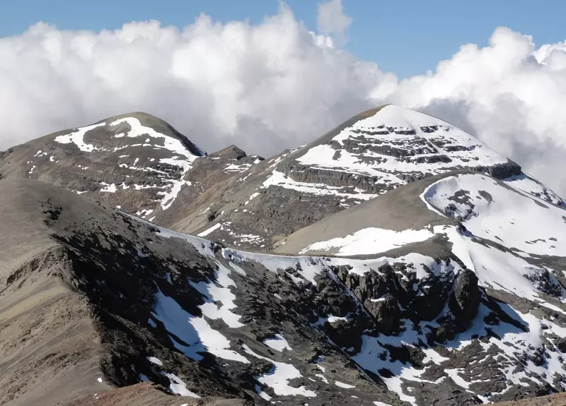 Chacaltaya, Bolivia Naanị ebe a na -eme ski na Bolivia turu ọnụ ahịa kacha elu n'ụwa ruo afọ iri na ise ọzọ. Agbanyeghị, n'ihi mgbanwe ihu igwe, glacier, nke hibere ihe karịrị afọ 18,000 gara aga, malitere ibelata n'ike n'ike. Kemgbe 1980, ọ belatara karịa 80%. Afọ ole na ole gara aga, snow kpuchiri naanị mita anọ. Edson Ramirez, onye nyocha na La Paz Institute of Hydrology, na -atụ aro na glacier ga -apụ n'anya kpamkpam na 2015.