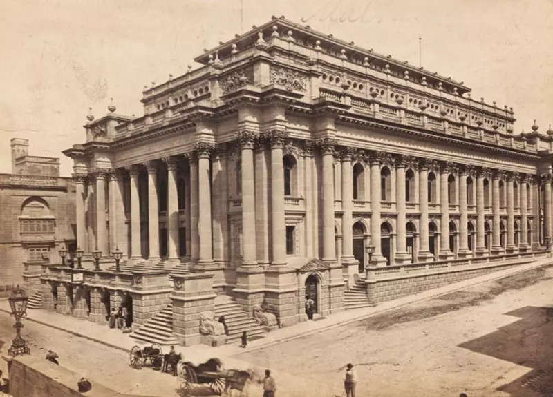 Valletta Royal Opera House, Málta Ba é ailtire na Breataine Edward Middleton Barry a dhear an amharclann. Tá foirgneamh na hamharclainne ar cheann de na cinn is áille sa chathair. Díreach 7 mbliana tar éis an oscailt, bhris tine amach san amharclann. Rinne an tine damáiste mór don taobh istigh den amharclann, ach faoi 1877 rinneadh athchóiriú ar an amharclann. Tar éis í a athoscailt, sheas an amharclann ar feadh 65 bliana eile: i 1942, le linn an Dara Cogadh Domhanda, scriosadh an foirgneamh go hiomlán mar thoradh ar bhuamáil.