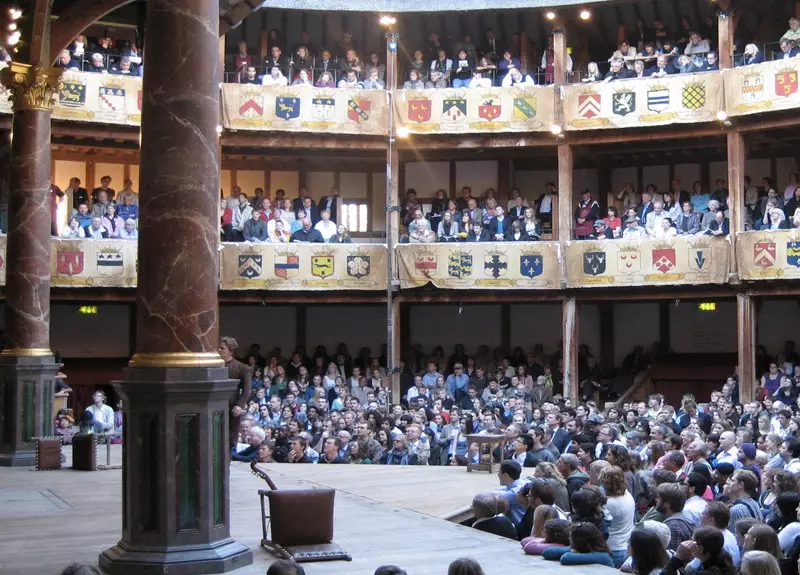 Globe, Londyn Pierwszy Globe Theatre został zbudowany w 1599 roku dzięki funduszom Lorda Chamberlaina's Men, w tym Szekspira. W 1613 roku podczas spektaklu „Henryk VIII” teatr spłonął. Teatralne działo nie wystrzeliło, powodując pożar kryty strzechą i drewniane belki. W 1614 r. teatr został odrestaurowany, jednak podobnie jak inne teatry, w 1642 r. „Glob” został zamknięty przez purytan, a dwa lata później rozebrany. Nowoczesny „Globus” został otwarty w 1997 roku. Budynek powstał w odległości około 200 metrów od pierwotnej lokalizacji teatru. W przeciwieństwie do pierwszego teatru, który gościł 3000 widzów, we współczesnym Globusie spektakl może oglądać nie więcej niż 1300 osób.