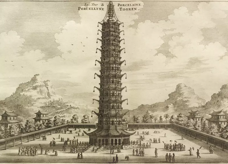 Porcelain Pagoda, China E wuru ụlọ nsọ Buddhist dị na Nanjing n'oge Ọchịchị Ming nke China. Ejiri brik ọcha “porcelain” rụọ pagoda ahụ nwere akụkụ mita 78. Tinyere Tianjie na Lingu, n'oge Ọchịchị Ming, a na -ahụta ụlọ ahụ dị ka otu n'ime ụlọ arụsị atọ a ma ama nke obodo ahụ, ndị njem Europe na -akpọ ụlọ elu otu n'ime ihe ịtụnanya China. Na 1801, àmụ̀mà mebiri elu atọ nke elu ụlọ elu ahụ. E weghachiri ụlọ nsọ ahụ, mana na 1856 ndị Taipings kwaturu ụlọ ahụ, onye na -atụ egwu na ndị iro nwere ike iji ụlọ elu ahụ bụrụ ebe nlegharị anya.