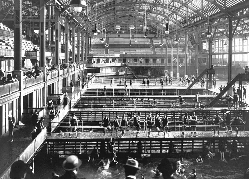 Sutro Baths, San Francisco Pito ka baso-baso nga pool sa tubig nga lainlain ang temperatura ang gibuksan kaniadtong 1864. Ang komplikado mahimo’g mapaabot hangtod sa 10,000 ka mga tawo. Bisan pa sa kadako sa kapasidad ug kasikatan niini, ang proyekto napamatud-an nga usa ka pagkapakyas sa komersyo tungod sa taas nga gasto sa pag-operate. Panahon sa Great Depression, usa ka ice skating rink ang gibuksan sa lugar sa mga pool. Sa 1964, ang dili mapuslanon nga komplikado gisirado, ug duha ka tuig sa ulahi kini nadaut sa kalayo.