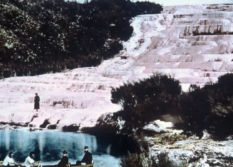 Pink and White Terraces, Nieu -Seeland Terraces by die Rotomahana -meer word al lank beskou as een van Nieu -Seeland se natuurwonders. Die terrasse het warm geotermiese waters gevorm wat teen die heuwel afloop. Die water het lae silika gelaat, wat later die terrasse gevorm het. In 1886, as gevolg van die uitbarsting van die Tarawera -vulkaan, is die terrasse vernietig. In die plek van die terrasse is 'n krater van meer as 100 meter diep gevorm, wat uiteindelik 'n nuwe Rotomahana -meer geword het.