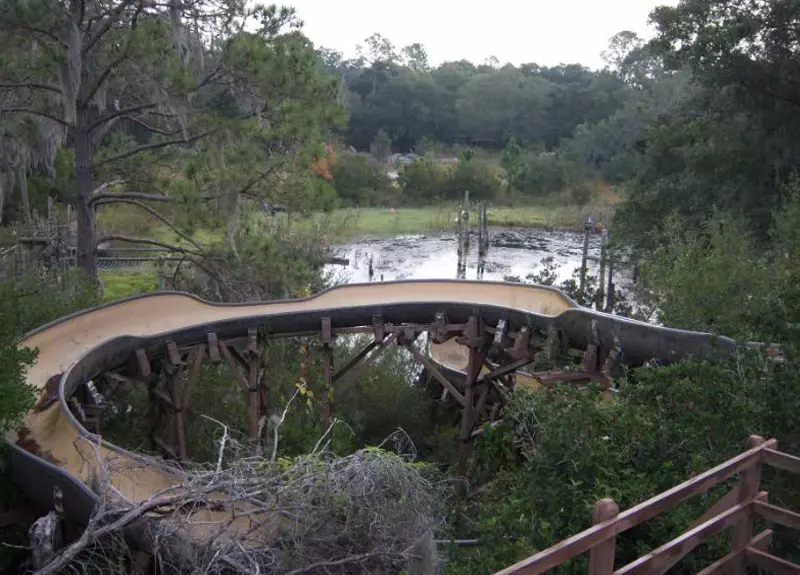 Volta Disneja ūdens atrakciju parks, Florida Pirmais pasaules Volta Disneja ūdens parks tika atklāts 1976. gadā. 2001. gadā parks tika slēgts tehniskās apkopes dēļ un nekad netika atvērts. Gandrīz visi slaidi un arhitektūras struktūras palika neskartas. Saskaņā ar vienu versiju parks tika slēgts sakarā ar to, ka tas nespēja konkurēt ar Typhoon Lagoon un Blizzard Beach parkiem.