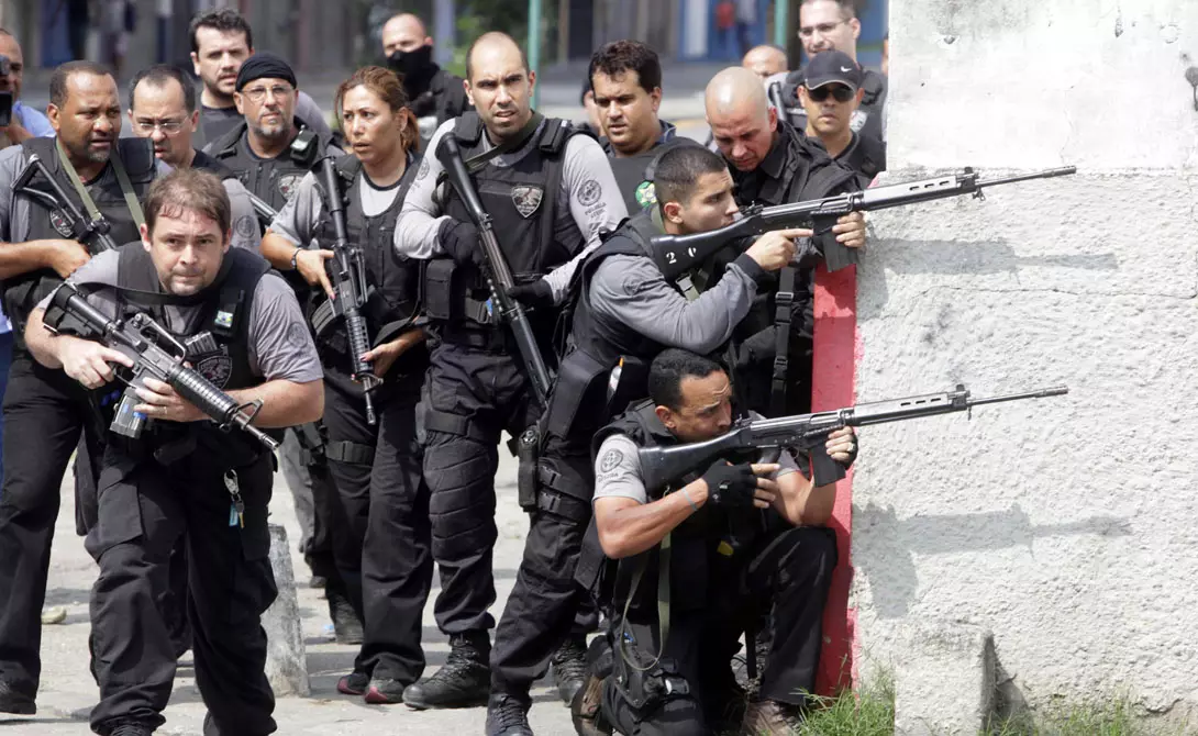 Polis Rio'da polis birimleri var ve ne tür. Organize suçla savaşmak için, savaşçıları ciddi eğitim almış özel taburlar toplanır. Ancak sokaklarda yeterince sıradan polis yok. Bütün gün tek bir kişiyle görüşemeyebilirsiniz.