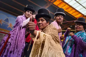 Flying Cholitas: Boliviaans rokworstelen