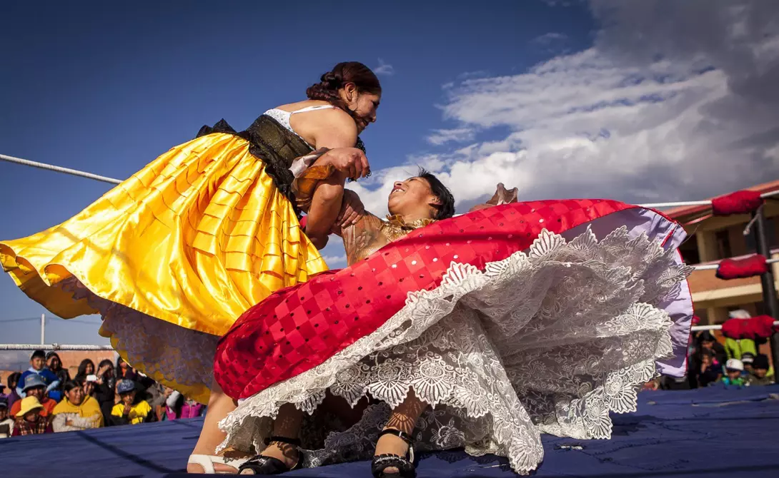 Fighting cholitas, eller cholitas luchadoras, är Bolivias rungande svar på mexikanska Lucha Libre. Denna konstiga kamp har sitt ursprung i staden El Alto, belägen på 3900 meters höjd över havet.