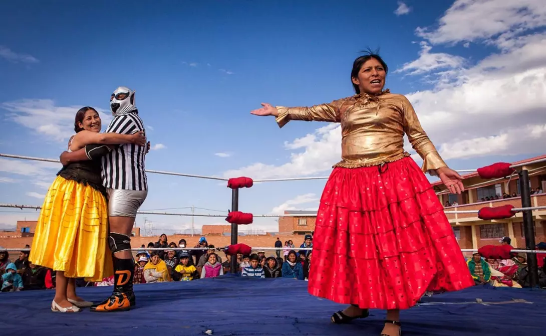 Alles wurde vom talentierten Manager und Wrestler Juan Mamani erfunden: Die Leute kamen nicht mehr zu seinen Lieblingskämpfen, Lucha Libre, also brachte er neue Helden auf die Bühne - genauer gesagt Heldinnen.