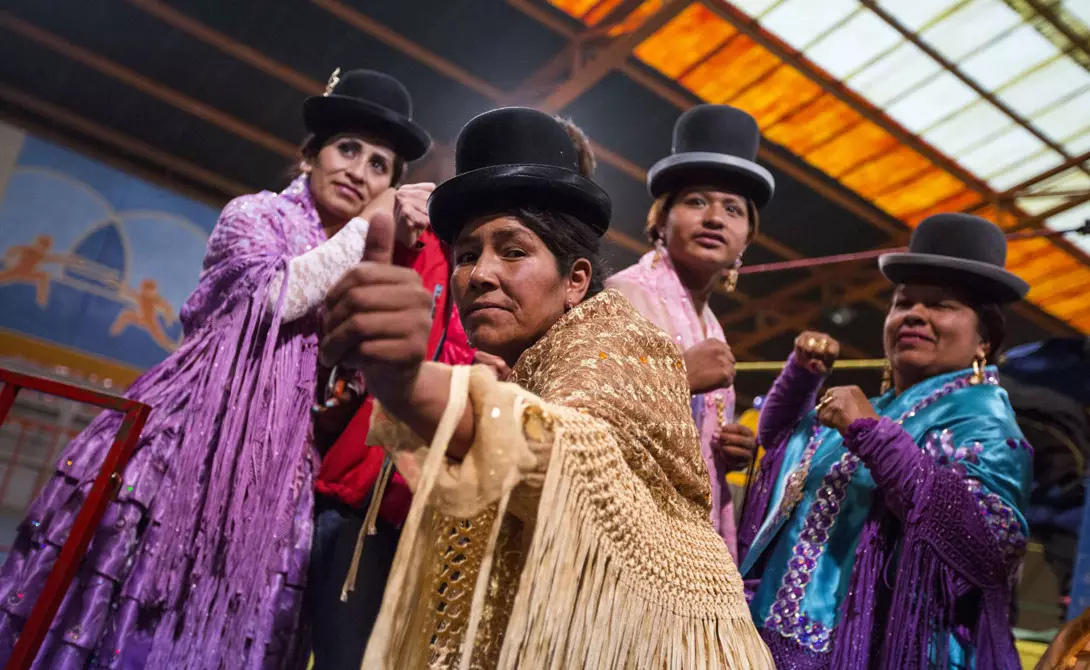 Kampen mot cholitas luchadoras är ganska farlig. Om de amerikanska brottarna tar hand om sig själva och strikt följer stridscenariot, täcker blodet från de heta bolivianerna helt enkelt ögonen. Flickor får ett tillräckligt antal skador i ringen, det har till och med skett flera dödsfall.