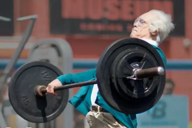 Treino de aposentado de 80 anos: ele faz de um jeito que dá vontade de ir à academia