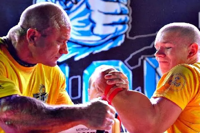 Hyrwyddwr Armwrestling yn Cosbi Anghenfilod Torfol