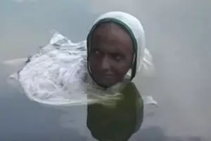 Mulher indiana sentada de 20 anos até o pescoço no lago