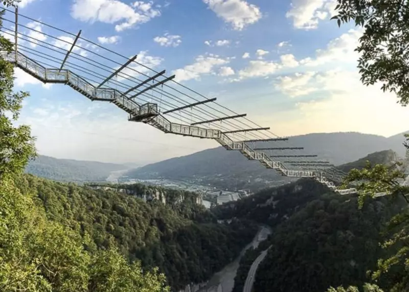 SkyBridge, Rússia El pont per a vianants suspès més llarg del món s'estén al pintoresc lloc del congost d'Akhshtyr sobre el riu Mzymta a Sotxi. L'estructura té dues plataformes d'observació i es troba a 207 metres sobre el terra. La longitud del pont és de 439 metres.