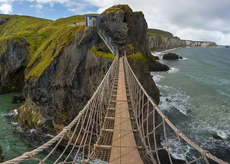 Carrick-a-Rede, Northern Ireland Iyo 20-mita tambo bhiriji rinobatanidza mainland neCarrick Island. Iyo mamiriro ari pamusoro peiyo 30-mita gomba rakadzikadzika. Nemhepo ine simba yemhepo, zambuko rine chinoshamisira chinokwenya ukuru.