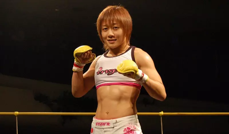 Megumi Fuji Essa beldade estourou no mundo do MMA já aos 30 anos, bastante respeitável para um lutador. A própria Megumi não prestou atenção a bobagens como o número em seu passaporte: talvez isso explique suas atuações de sucesso por seis anos inteiros. No momento, Megumi deixou o ringue, mas continua a se apresentar em vários programas esportivos e programas de televisão, permanecendo uma espécie de evangelista dos esportes de contato feminino.