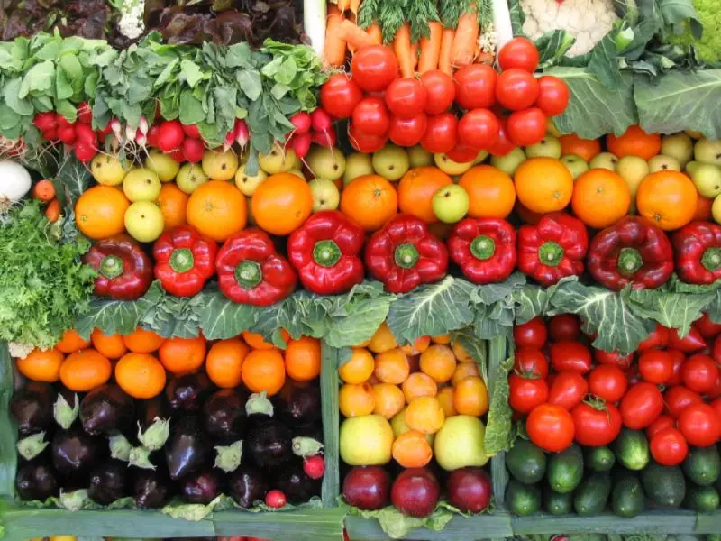 Calorieën De voedingswaarde van het voedsel dat je gaat verbouwen is een van de belangrijkste indicatoren. Bladverliezende groenten en kruiden zijn de meest winterharde en winterharde die je in je tuin kunt kweken. Maar we moeten ons concentreren op calorierijk voedsel zoals wortelgroenten en erwtenplanten. Rapen, wortelen en bieten zorgen ervoor dat je niet verhongert.