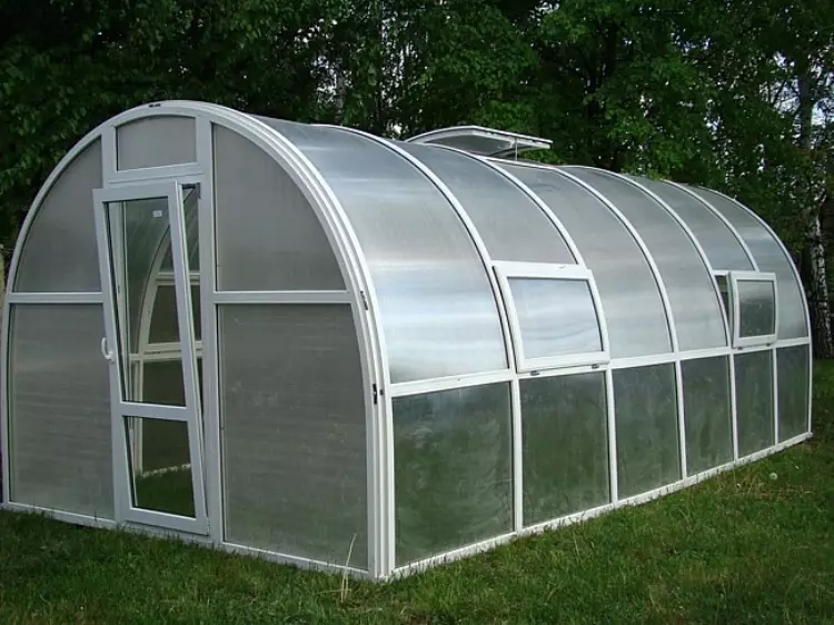 Greenhouses Ọ bụrụ na ọ ga -ekwe mee, ị nwere ike kụọ ihe niile ịchọrọ na griin haus. Mgbe ahụ ị nwere ike kụọ mkpụrụ izu 4-6 tupu ntu oyi ikpeazụ a tụrụ anya ya, yana mkpụrụ nke zucchini, broccoli na kohlrabi n'ime izu 2-4. Na ahịhịa na eyịm nwere ike topụta otu a n'afọ niile.