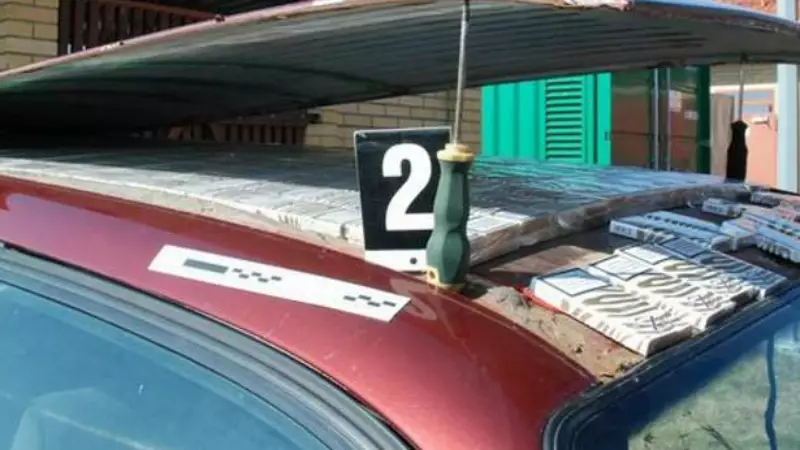 Roof E esta é uma ideia mais interessante. O contrabandista não poupou tempo, nem dinheiro, nem o próprio carro. Ele tirou o telhado e escondeu a mercadoria lá!