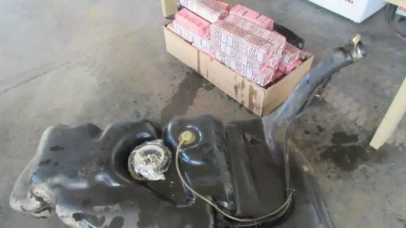 Tanque de gasolina Os artesãos experientes preferem esconder o contrabando de forma mais confiável - em um tanque de gás. A gasolina é quase totalmente drenada e os produtos são embalados em embalagens à prova d'água.