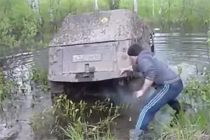 Burrat vendosën të lajnë makinën në liqen dhe paguan për vetëbesimin e tyre