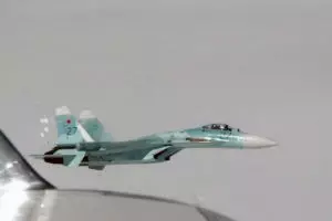 Interceptioun vun der amerikanescher Su-27 Erklärung: Video vun der Grenz