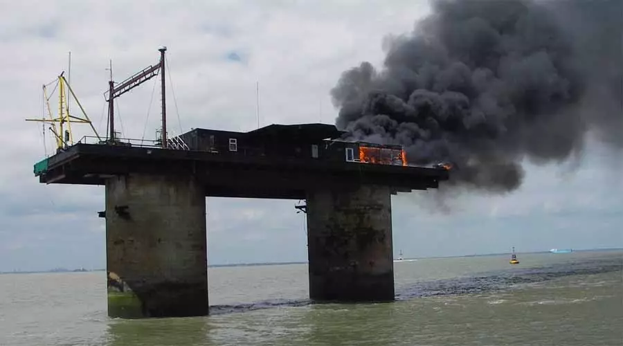 The Relentless Element Í langan tíma blómstraði Sealand. En 23. júní 2006 var sögu þessa undarlega ástands næstum lokið. Skyndilegur eldur eyðilagði næstum öll mannvirki á pallinum og það tók Sealands sex mánuði að endurbyggja innviði.