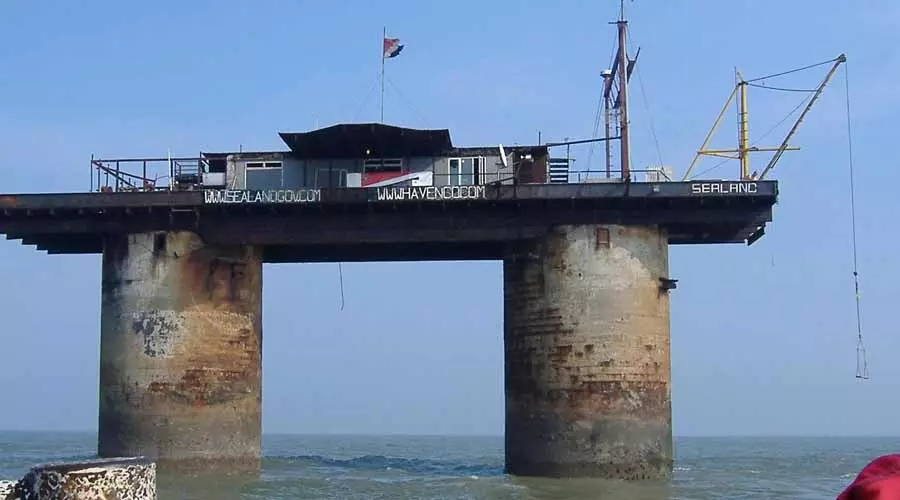 Félagslíf Þú ættir ekki að halda að Sealand sé bara eitt af fundnu ríkjunum. Það hefur allt sem þú þarft fyrir venjulegt líf: landið gefur út sín eigin frímerki, þar er Sealand Anglican Church og jafnvel eigið fótboltalið. Hið síðarnefnda hefur hins vegar ekki enn verið viðurkennt af neinu sambandi.