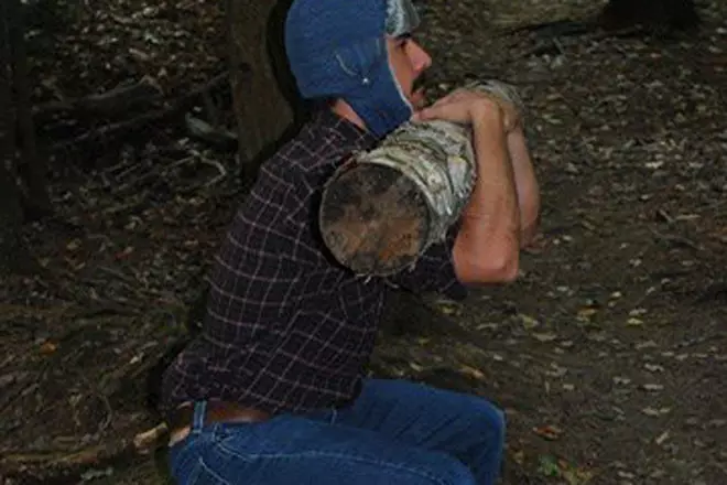 Log Squats Gabhann Squats le do chorp íochtarach ar fad, agus méadóidh squats ualaithe do mheitibileacht an oiread sin go gcaillfidh tú meáchan seachtain tar éis do chuid oibre. Faigh log atá oiriúnach don mheáchan (ná bíodh trua agat duit féin) agus é a ardú go leibhéal na cófra, agus é a choinneáil ag lúb do uillinn. Uasmhéadóidh na squats seo do ghlútan agus do quads.