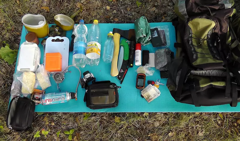 Équipement La première étape consiste à assembler correctement votre sac à dos. Prévoyez des vêtements confortables de rechange, un sac de couchage et, si vous comptez rester deux ou trois jours en forêt, une tente. Il doit y avoir des allumettes, une hache, une boussole, un couteau et une lanterne. C'est suffisant pour vous sortir de presque toutes les situations d'urgence.