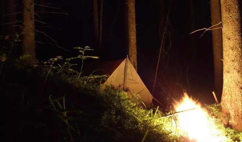 Die stoppunt Die stoppunt moet verstandig gekies word, anders kan 'n gewone staptog in groot moeilikheid beland. Vermy holtes en klowe: in geval van reën, bevind u u vinnig onder in 'n diep en nat plas. As daar 'n sterk wind waai en nie gaan sak nie, soek beskerming. Selfs bosse sal doen. As dit kalm is, bly in 'n oop gebied om muskiete en muggies te red.