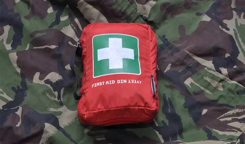 Kit di pronto soccorso Il kit di pronto soccorso minimo è molto utile in ogni situazione di emergenza. Non caricare il tuo zaino di farmaci, ma non lasciarti inerme in pericolo. Bende, iodio, cerotti, bende, clorexidina, analgesici: ti basta.