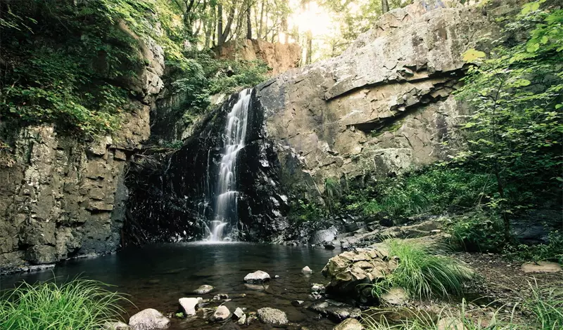 Water Dit is onwaarskynlik dat u genoeg water op 'n lang staptog kan saamneem. Dit beteken dat u dit self moet soek. Neem ontsmettingsmiddels saam. Dit is die beste om jodiumtablette te gebruik - die water smaak natuurlik walglik, maar u hoef nie te kies nie.