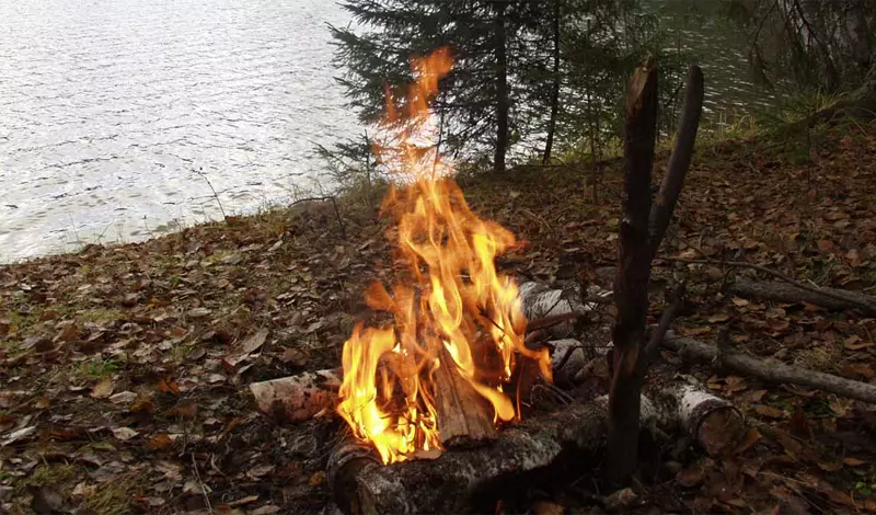 Feu Ne restez pas longtemps sans feu. Idéalement, un feu de joie devrait vous accompagner sur chaque parking. Cela aidera non seulement dans un sens purement quotidien (nourriture, vêtements secs), mais aussi renforcera psychologiquement : le feu signifie stabilité, espoir et une bonne arme contre les animaux sauvages.