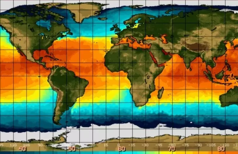 Kedu ihe bụ El Niño South Oscillation ma ọ bụ South Oscillation bụ mgbanwe na ọnọdụ okpomọkụ nke elu mmiri dị na Oke Osimiri Pasifik. Ifufe Ọwụwa Anyanwụ na -ajụkarị ebe ndị a. Agbanyeghị, otu ugboro n'ime afọ ole na ole ha na -akụda, mgbe ahụ, mmiri dị na mpaghara etiti na ikuku dị n'elu ya na -ekpo oke ọkụ karịa ka ọ na -adị. Mmiri na -ekpo ọkụ na -ebili n'elu oke osimiri, na -agagharị n'akụkụ onye nhatanha na -aga America, na -emetụta ihu igwe n'ọ̀tụ̀tụ̀ zuru ụwa ọnụ. Maka oge mbụ ejiri okwu "El Niño" mee ihe na 1892 na ọgbakọ ọgbakọ Geographical Society na Lima. Captain Camilo Carrilo kwuru na ndị ọkwọ ụgbọ mmiri Peruvian nyere aha "El Niño" ebe ugwu na -ekpo ọkụ ugbu a, dịka a na -ahụkarị ya na ekeresimesi Katọlik. Na 1923, Gilbert Thomas Walker malitere ịmụ mgbasa mgbasa nke zonal nke ikuku na mpaghara equatorial nke Oke Osimiri Pasifik wee wepụta okwu "Southern Oscillation", "El Niño" na "La Niña". Ruo ngwụsị narị afọ nke iri abụọ, ọrụ ya ka amaara naanị na obere warara, ruo mgbe etinyere njikọ dị n'etiti El Niño na mgbanwe ihu igwe nke ụwa.