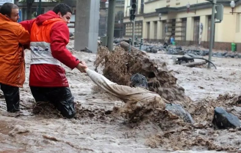 Anomalie de temperatură în lume și în Rusia Zonele tropicale din America de Sud au în mod tradițional cea mai mare lovitură. Brazilia și Argentina se confruntă cu inundații severe, iar Peru și Bolivia experimentează ninsori de iarnă de mai multe zile, ceea ce nu este tipic pentru aceste regiuni ale planetei. Deocamdată, influența lui El Niño asupra Rusiei a fost aproape imperceptibilă. Cu toate acestea, când în octombrie 1997 în Siberia de Vest temperatura aerului a crescut peste 20 de grade, experții au anunțat retragerea permafrostului spre nord. În august 2000, impactul El Niño al Ministerului Urgențelor a explicat o serie de averse și uragane care au trecut peste țară.