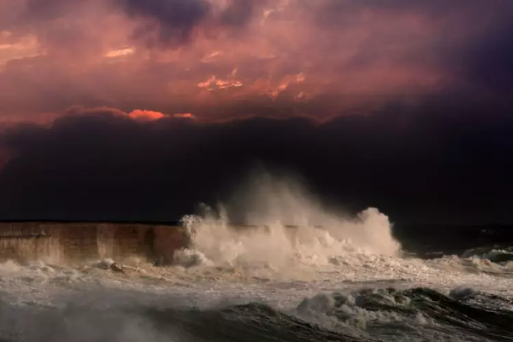 La Niña El Niño ei ai lona masaga tuafafine La Niña (Sipaniolo mo pepe, teine) - o le isi itu o le oscillation. Ina ua maeʻa lona taunuʻu mai, o le vai i totonu o le vaipanoa o le equatorial o le itu i sasaʻe o le Vasa Pasefika, na malulu, lea e faʻateleina ai tulaga masani o le tau. I Sautesasae o Asia, o timuga mamafa, lea e masani ona faʻafeiloaʻi iinei ma lima tatala, e mulimuli mai ai ma vaitaimi mugala. I Amerika i Matu, La Niña e le amio lelei: faʻatusatusa i vaitaimi e nofotupu ai El Niño iinei, ua faʻateleina le afa. I se tulaga lautele, i le taimi o gaioiga a La Niña, e matua tele lava ni faʻalavelave faʻalenatura nai lo le taimi o le nofoaiga a lona uso aliʻi.