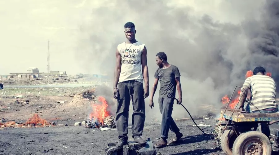 Besigheid op rubber Al die voorgenoemde lande verbied burgers streng om rubber op so 'n skaal te stort. Dit bly egter 'n goeie onderneming vir die top vyf plaaslike maatskappye, wie se uitvoerende hoofde bereid is om die risiko vir groot geld te neem. As hulle bande op 'n sekere punt bymekaarmaak, neem hulle dit in die nag na Sulabiya.