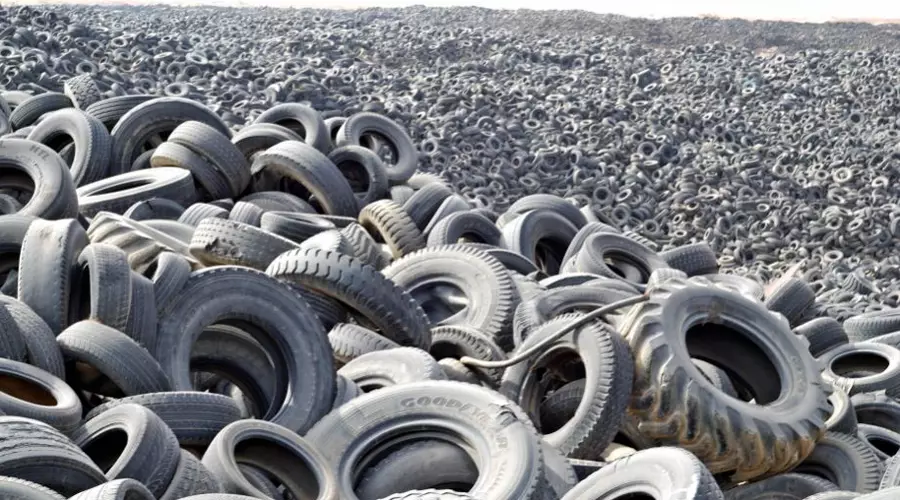 Beskaafde herwinning In dieselfde Europa probeer hulle die gebruikte bande verstandig hanteer. Dit word gebruik om bedekkings vir speelgronde en trapmeulens te maak, dit op motormatjies te sit en dit in rubberstewels en selfs nuwe bande te verwerk. Boonop kan ou rubber gebruik word om grondpaaie en damme te versterk - maar in Koeweit is daar geen damme nie.