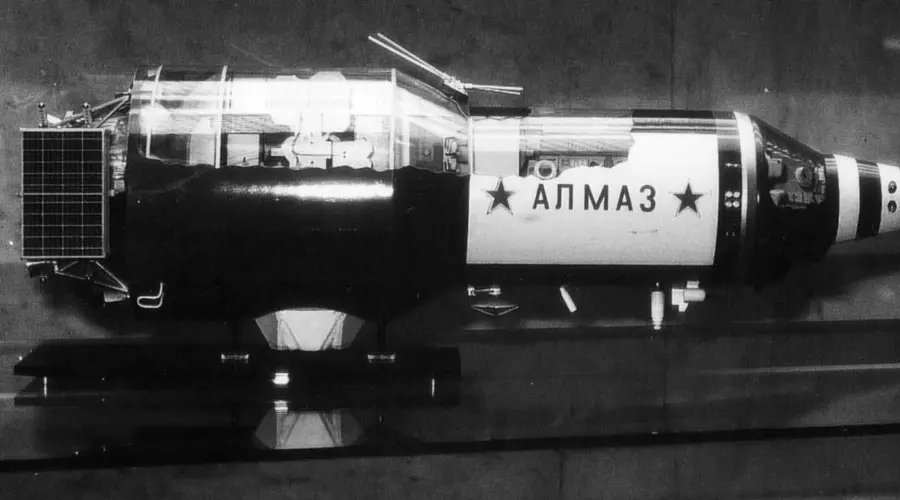 Zwazo san zèl Nan kòmansman 1981, estasyon otomatik OPS-4 la te pare nèt pou lansman. Sepandan, machin nan te ranmase pousyè nan atelye yo tou pre kosmodrom Baikonur a pandan plizyè ane ankò - anpil reta leve pou rezon piman ekonomik.