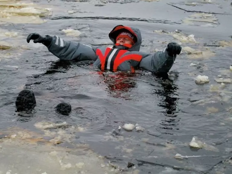 The benefits and harms of vesting Clothes on a drowning person, while not very wet, retains buoyancy and allows them to stay on the water for some time. But if you didn't manage to get out right away, you will have to get rid of, at least, outerwear. As soon as you threw off all unnecessary things, try to get out again, perhaps it was the jacket heavy from the water that prevented you from getting out.