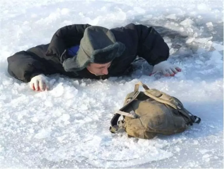 Classic rescue options There are several ways to climb onto the ice from the water: crawling on your stomach, trying to stretch yourself out on your hands; well, or lie on your back and, pushing off with your hands and feet, throw yourself onto the ice surface. But these methods are not always reliable - swimming among the broken ice floes is very problematic, and slippery ice rarely makes it possible to properly hook on to it and get out.