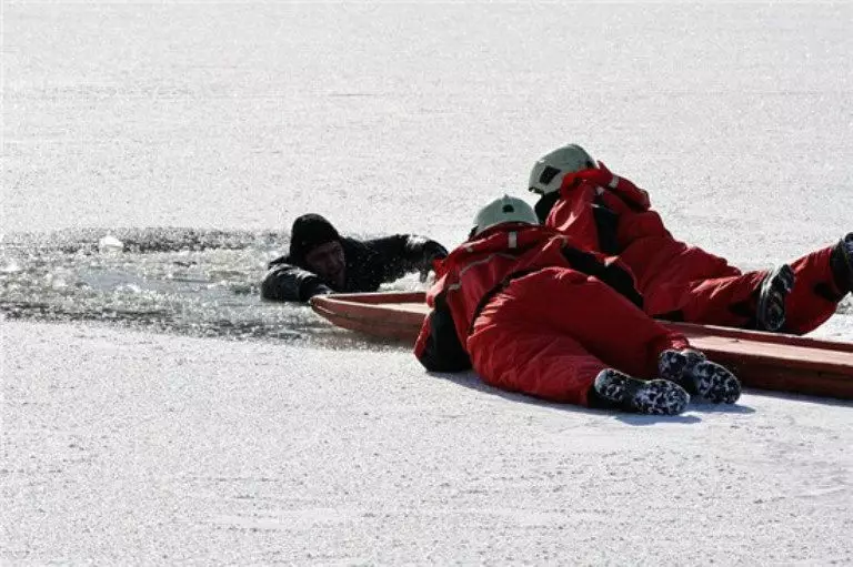 Odota apua Jos et päässyt ulos omin voimin, sinun ei pitäisi jälleen epätoivoa. Ehkä apu on lähellä. Henkilö voi pitää itsensä pinnalla, nojata kyynärpäihin ja kyynärvarreihin ja kestää kylmässä vedessä 45–50 minuuttia, varsinkin jos hän tietää, että pelastus on aivan nurkan takana.