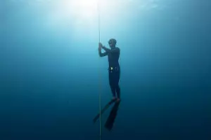 Jinsi sio kupumua kwa dakika 24: freediver anashiriki mbinu yake