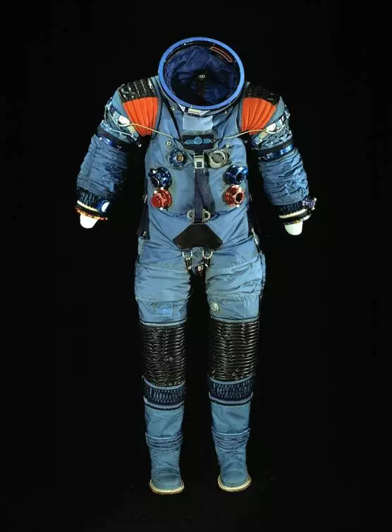 A5-L Prototype Suit ILC Industries- ը, որը NASA- ի հետ պայմանագիր է կնքել տիեզերական կոստյումների մշակման համար, ստեղծել է A5-L- ը 1965 թվականին: Նախատիպը պատրաստված էր կապույտ նեյլոնից: Առաջին անգամ Լուսնի վրա վայրէջք կատարած տիեզերագնացները այնտեղ շրջեցին այս կոստյումի փոփոխված տարբերակով: