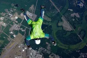 Jauzi 7 kilometrotik jausgailurik gabe: skydiver-ek munduko errekorra ezarri zuen