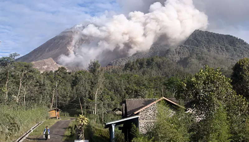 Java Island, Indonesia Volcano Merapi er den mest aktive af de 128 vulkaner i Indonesien. Små udbrud forekommer cirka 2 gange om året, store - hvert 7. år. Det sidste sådant udbrud, der fandt sted i 2010, kostede 353 mennesker livet. Cirka 500.000 indonesere bor ved foden af ​​vulkanen.