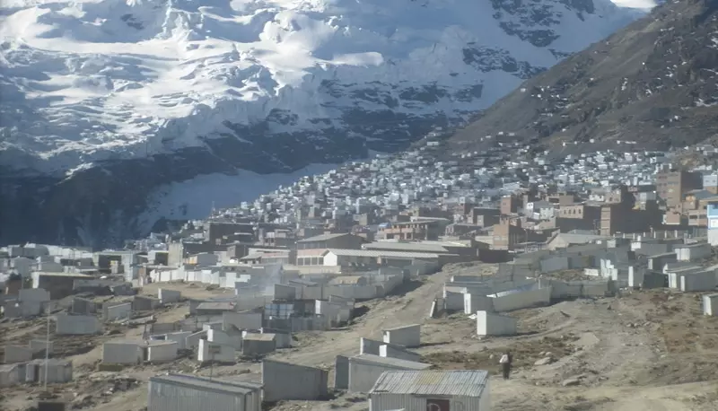 La Rinconada, Peru Byen ligger i Andesbjergene i en højde af omkring 5100 m over havets overflade. Det er den højeste bosættelse på planeten. Folk begyndte at flytte til dette ekstreme område på grund af aflejringer af guldmalm. Byen har et dårligt udviklet kloak- og spildevandssystem, mens befolkningen i La Riconada fortsætter med at vokse støt. I 2009 boede omkring 30 tusind mennesker i byen.